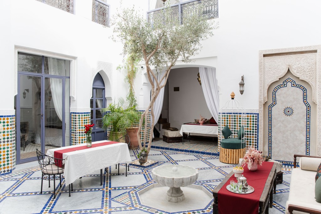 住Riad的摩洛哥體驗：優缺點分析 - Aisha in Morocco